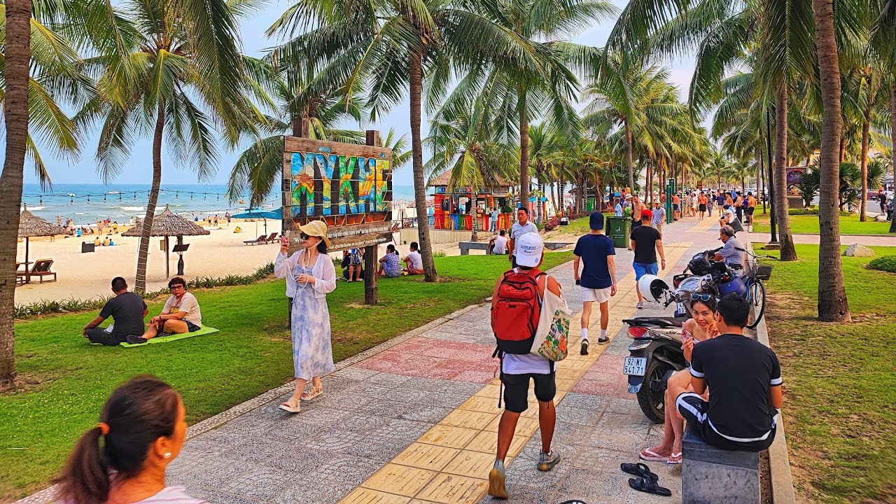 Walking Tour of Da Nang Beach Road 🇻🇳 - YouTube