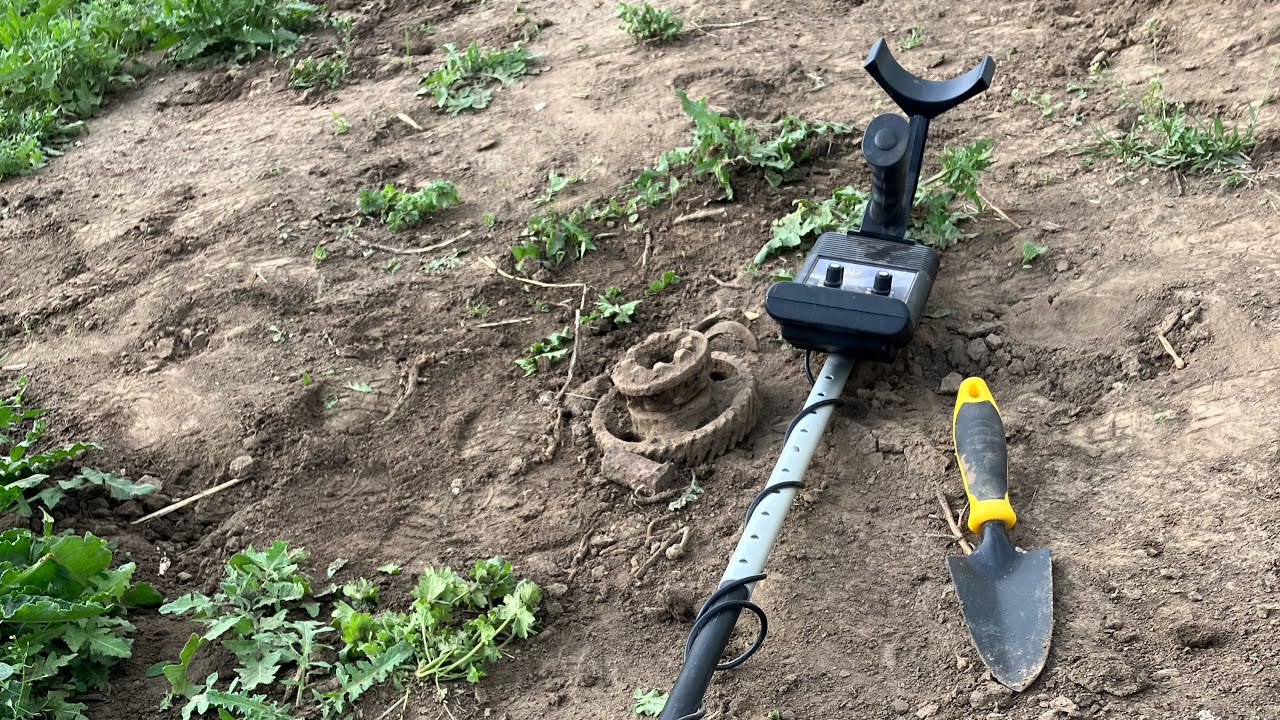 Metal detecting and finding interesting things - YouTube