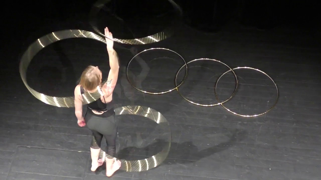 Pozemni akrobacie / Hoop show - Multi hoop / Kenning Production - YouTube