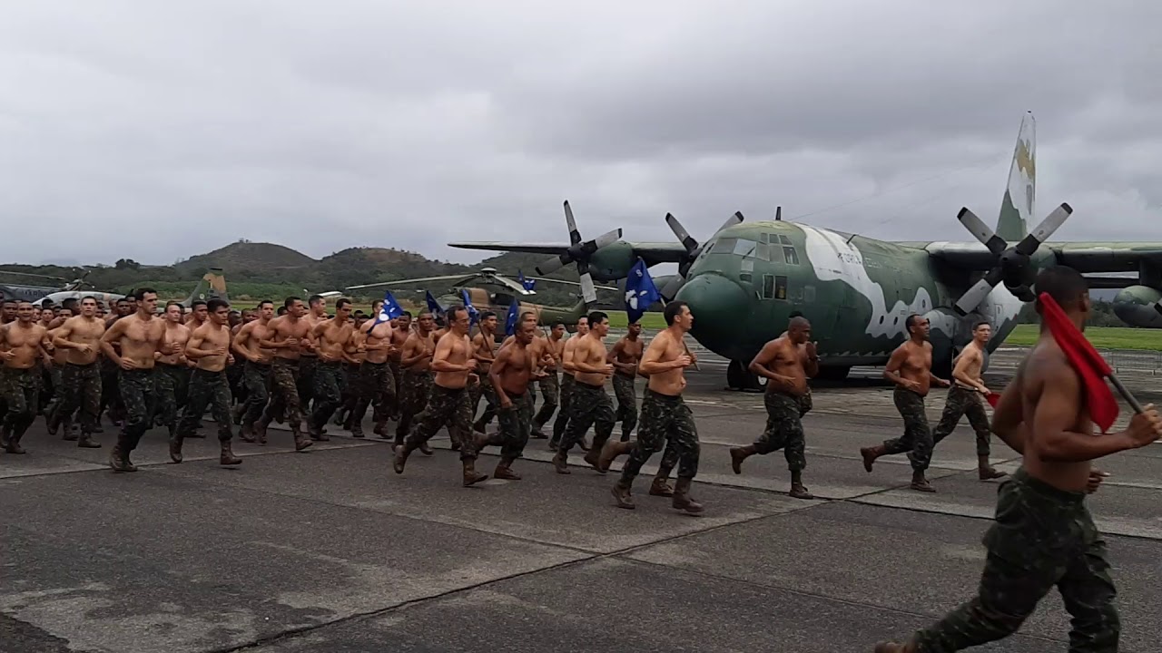 Brigada de Infantaria Paraquedista do Exército Brasileiro no Museu ...