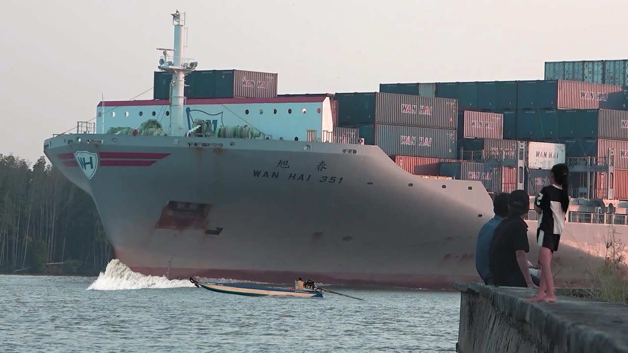 Watch Wan Hai, KMTC Container Ships Turn and Make Waves | 4K ...