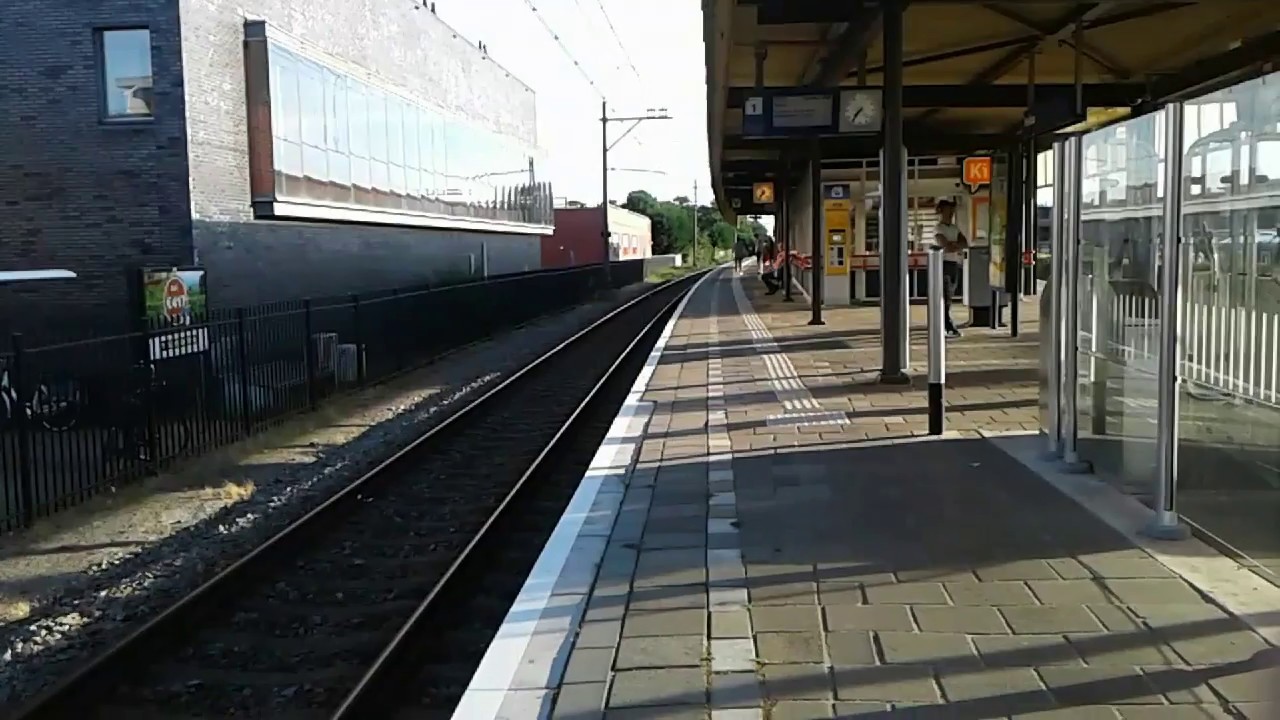 Aankomst en Vertrek van SGMm op station Heiloo! - YouTube