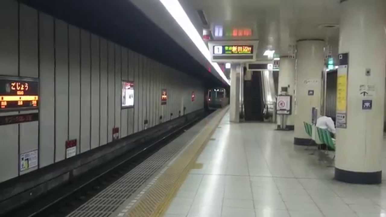 京都市営地下鉄 烏丸線 五条駅構内の風景 Scenery of the Kyoto municipal subway Karasuma ...