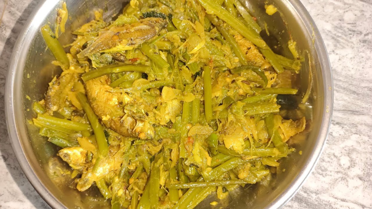 পুঁটি মাছ দিয়ে দুধ কচু ও পুঁইশাকের সুস্বাদু চচ্চড়ি। Traditional ...