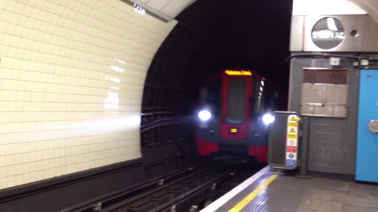 Victoria Line arriving at Warren Street - YouTube