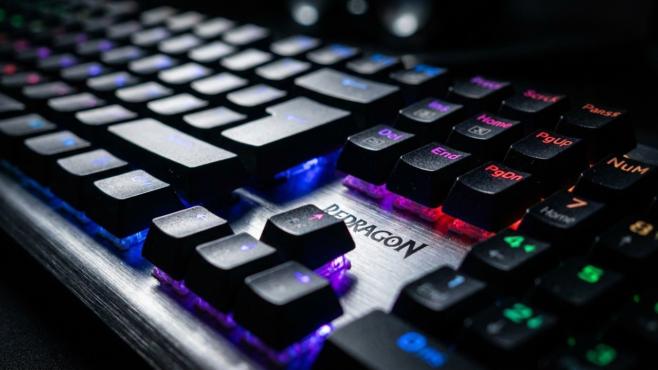 REDRAGON K556, VELA LA PENA EN 2024? - YouTube