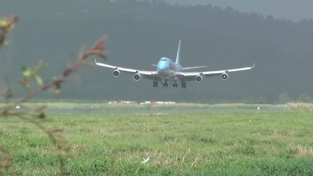 Corsair | Rare landing runway 27 ! - YouTube