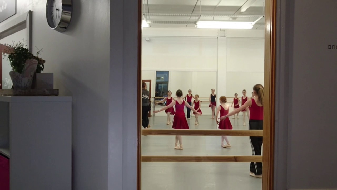 ZoNa Dance, Letterkenny - YouTube