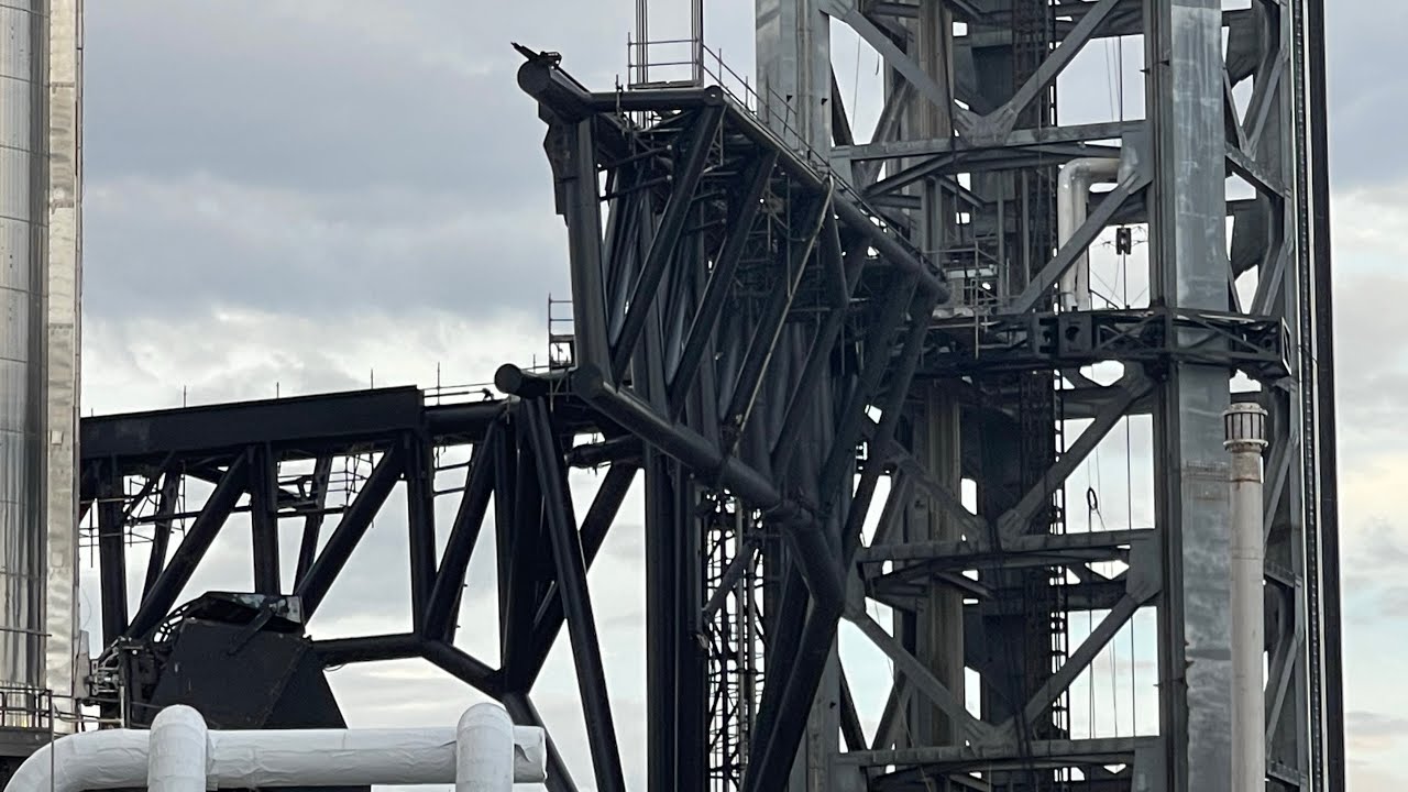 Chopsticks opened (actuator works!), Rain 7am July 14, 2022 Starbase ...