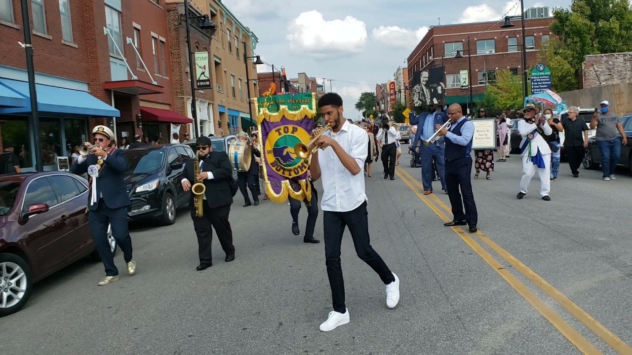 New Orleans-Style Jazz Funeral Second Line - "I'll Fly Away/When The ...