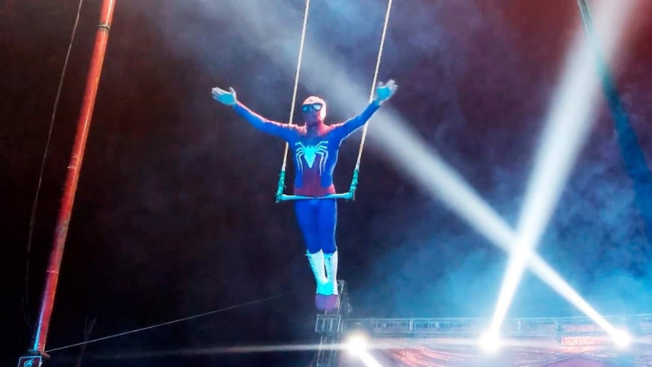 Apresentação do Espetacular Homem Aranha no trapézio do Circo Mundo ...
