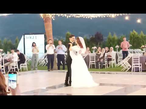 Geceye dair en güzel an gelin ve damadın sahneye girişi 