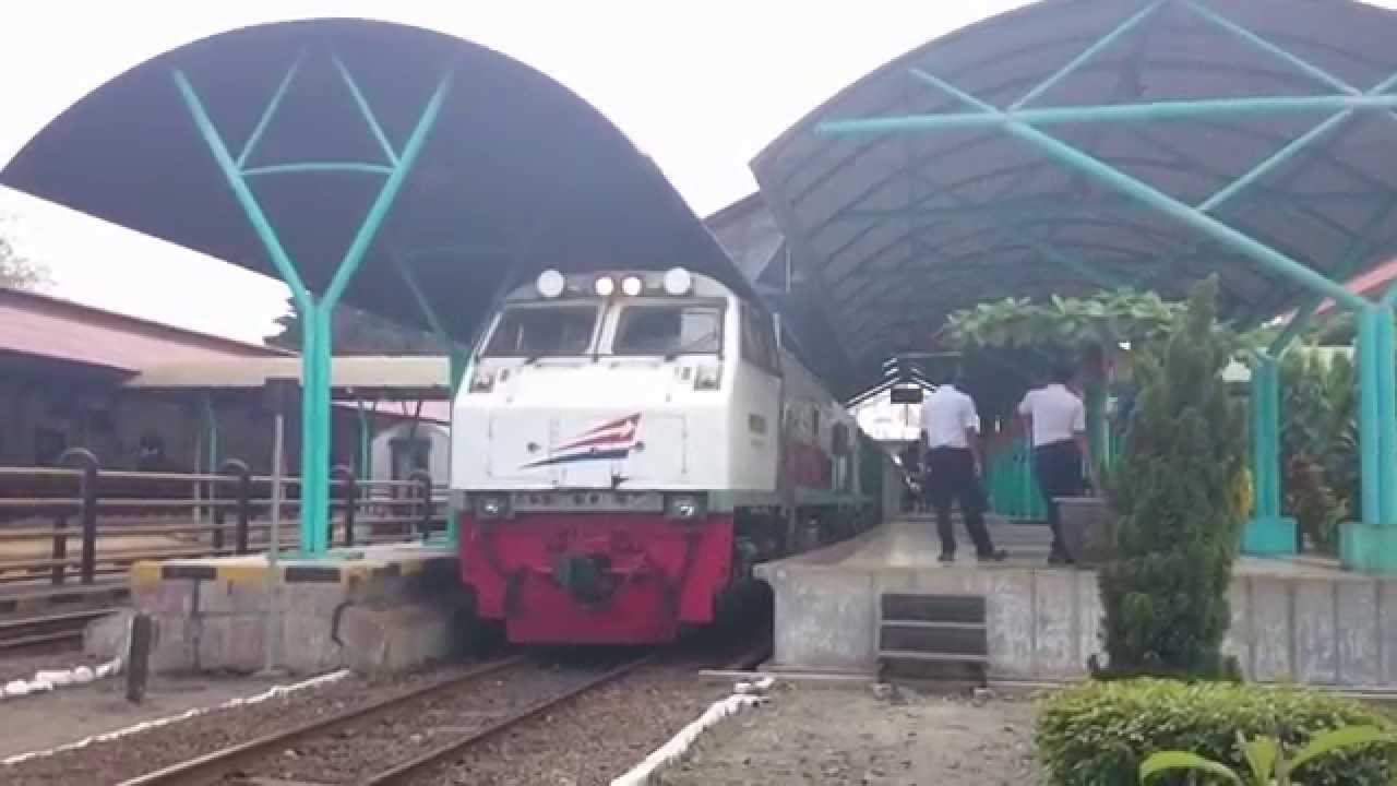 Railway Kereta Api : Double Traksi Lokomotif KA Mutiara Timur - YouTube