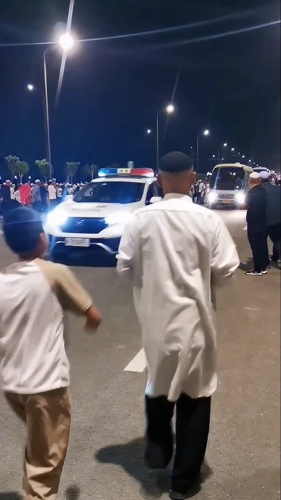 Chinese Muslims welcome those who return from the hajj - YouTube