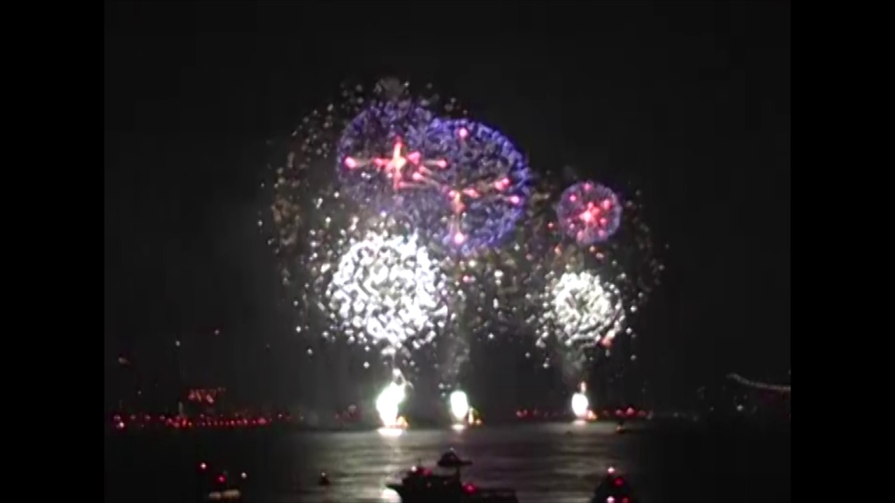 Trippy Fireworks - YouTube