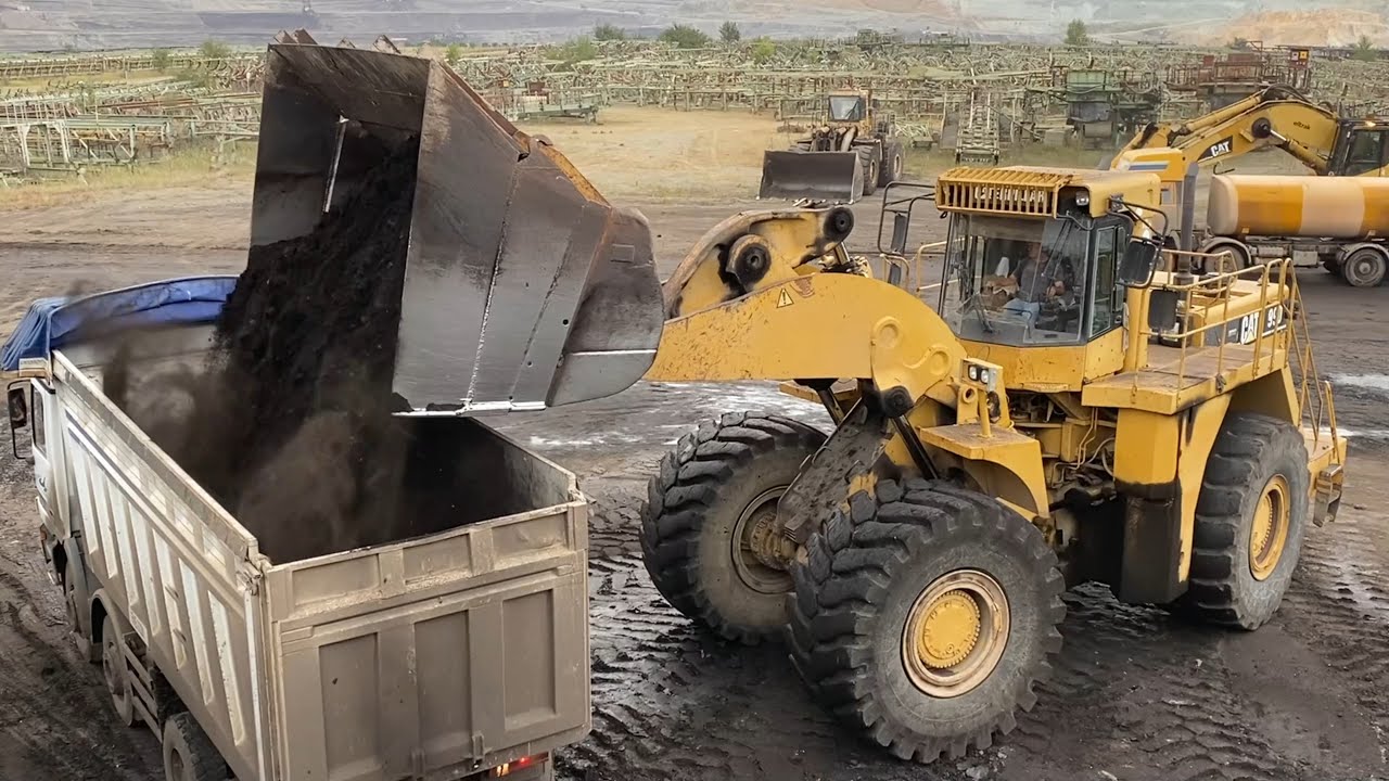 Amazing Caterpillar 990 Wheel Loader Operators Loading Trucks, 70 ...