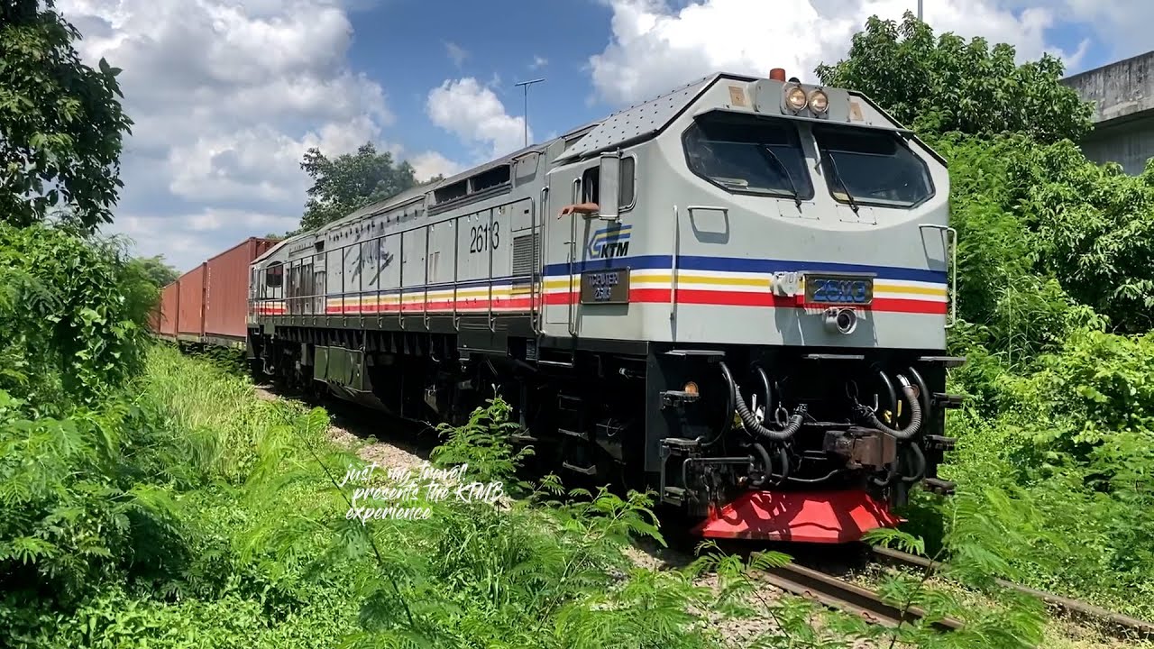 KTMB Class 26113 Tanjung Puteri locomotive with container wagons ...