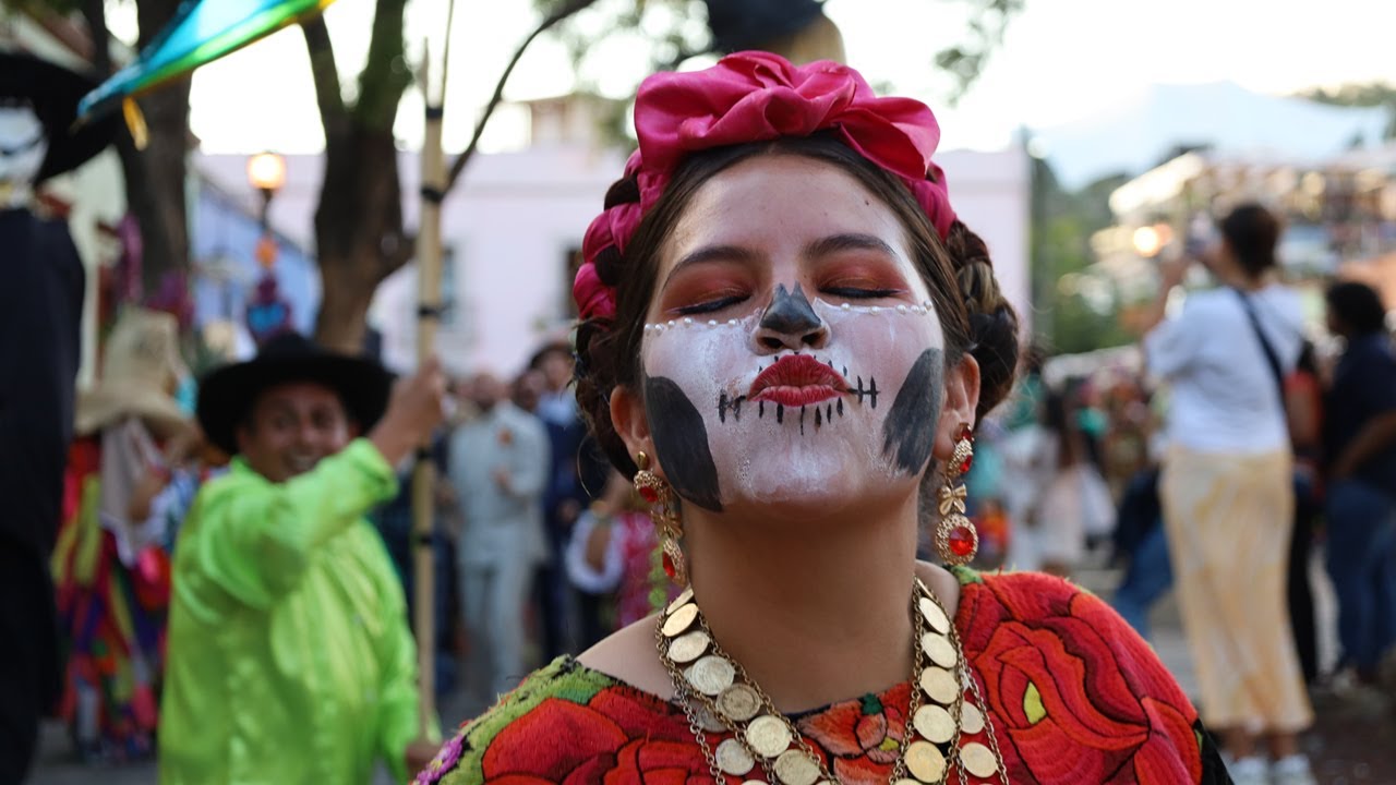 Nuestra boda en Oaxaca Nate y Chris | Monos de calenda chepanes - YouTube