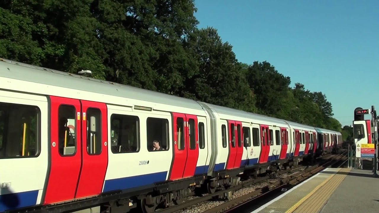 (HD) A northbound Metropolitan Line S Stock train arrives at Moor Park ...