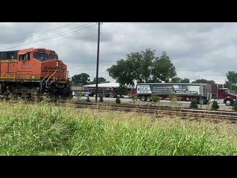 BNSF 6215 leads the X-EAPCCD with a Ditch Light Out at Justin, TX - YouTube
