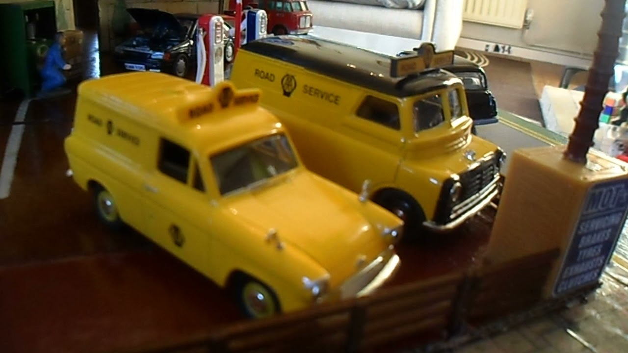 triang minic 1950,s garage with bespoke base and vehicles. by gray-c ...