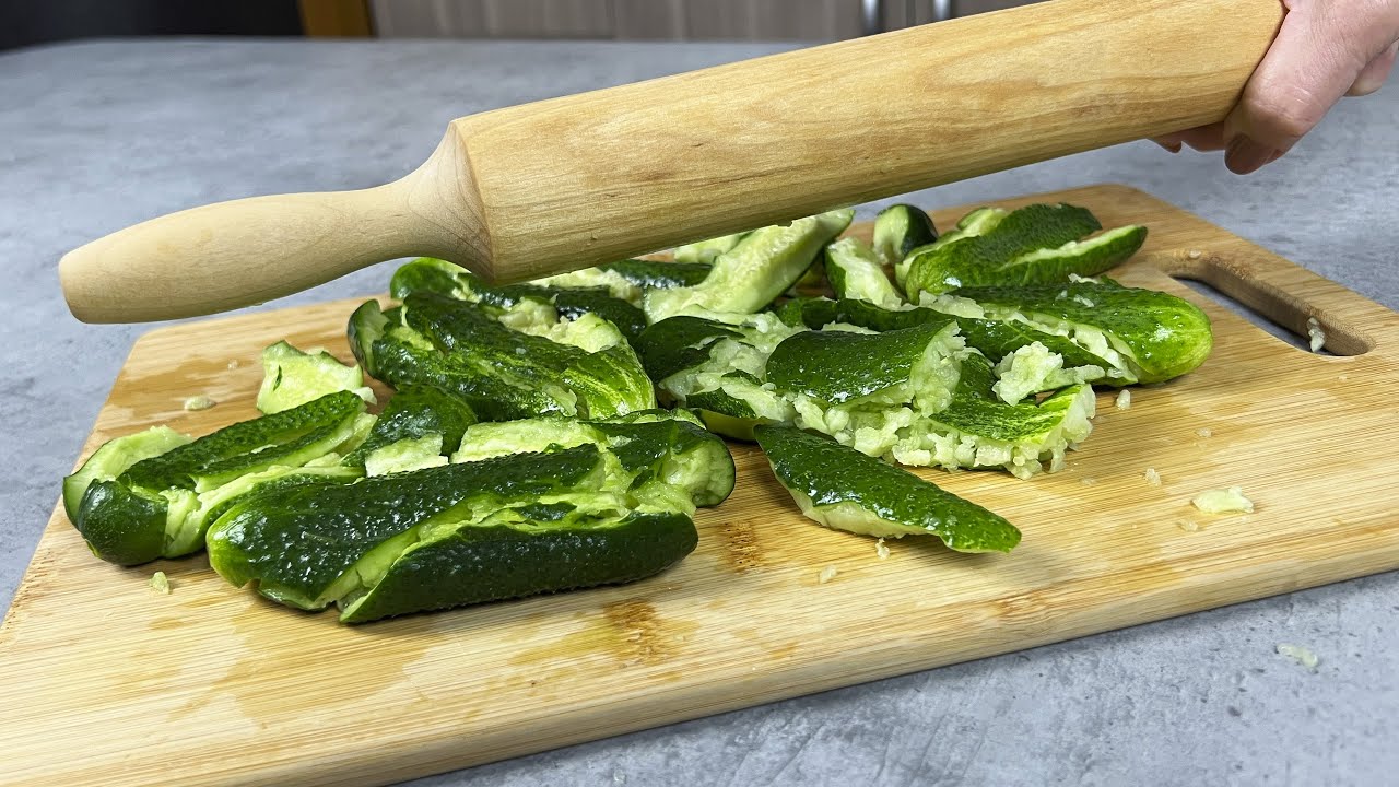 Просто отбиваю огурцы скалкой! Таких вкусных огурцов я еще не ела ...