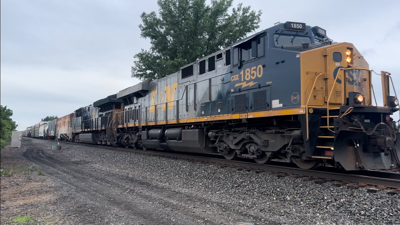 CSX 1850 Leads M369 in North East - YouTube
