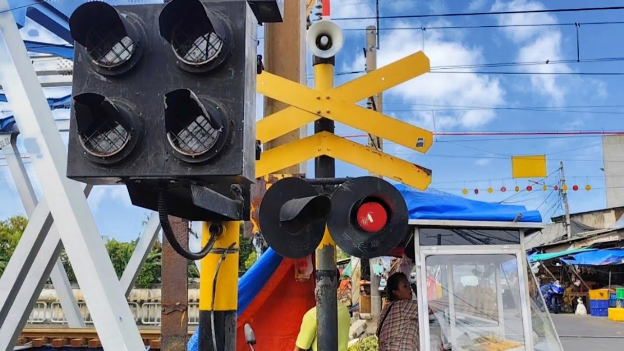Railroad Crossing Indonesia | Unik Perlintasan Di Dalam Pasar ‼️ JPL 8 ...