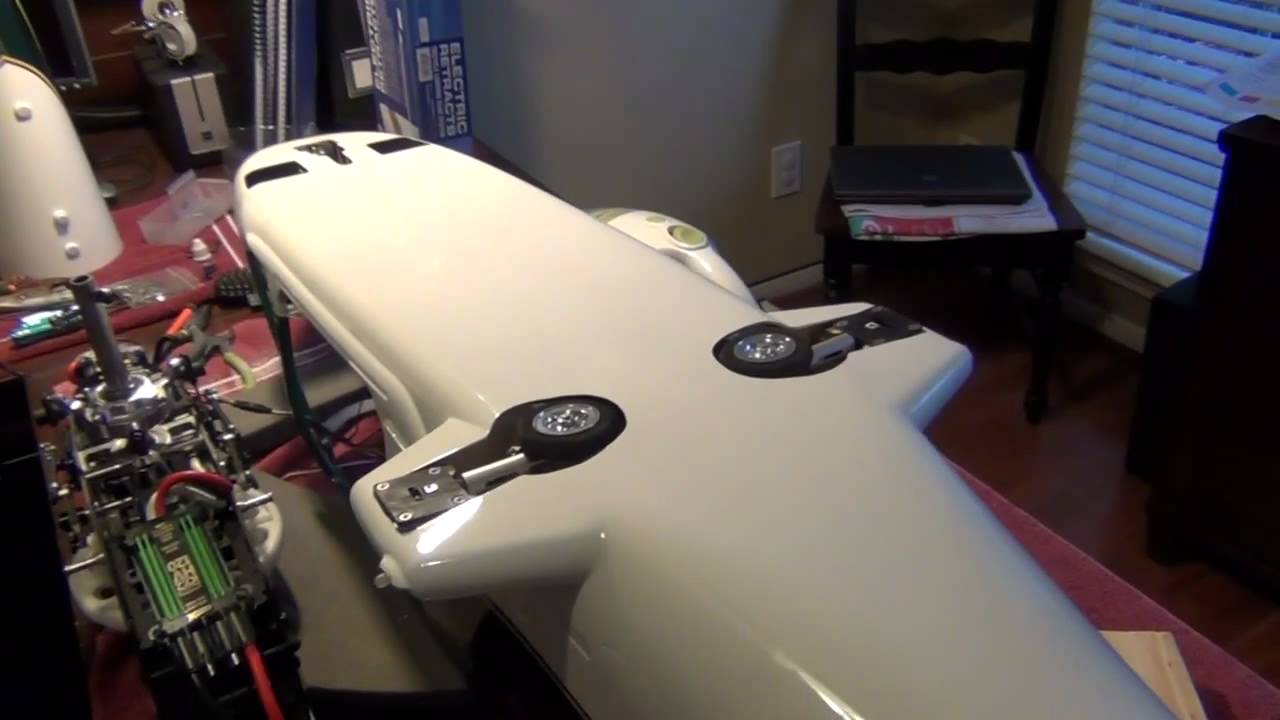 Electric Retracts in an A109 Agusta RC Helicopter - YouTube