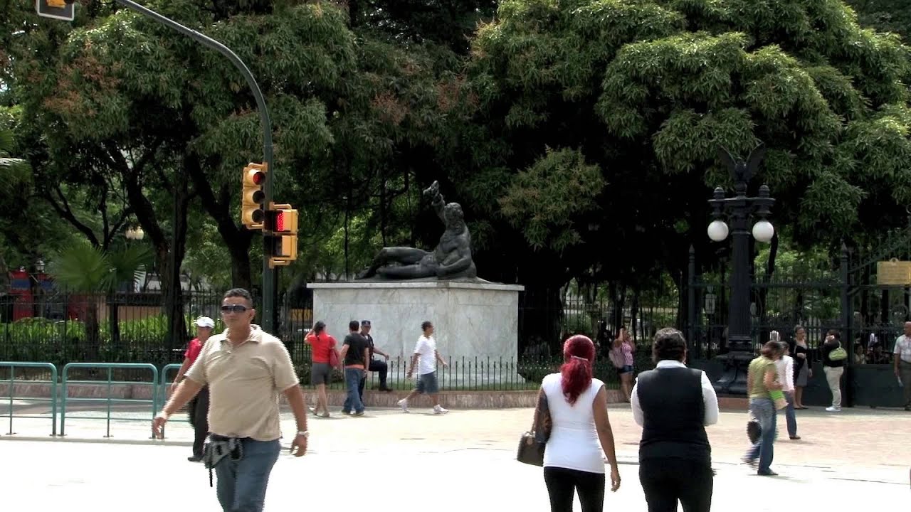 #0004 : Personas caminando en parque - YouTube