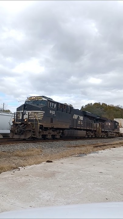 Super LOUD Friendly Horn Blast "entering downtown" Norfolk Southern #8122 - #240 @rider22 - YouTube
