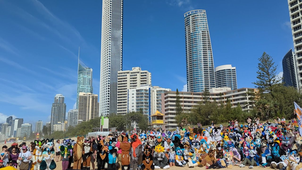 Furdu Beach pan Fursuiters - YouTube