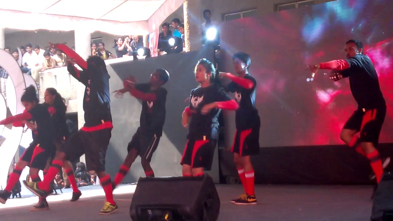 girls dance performance in college - YouTube