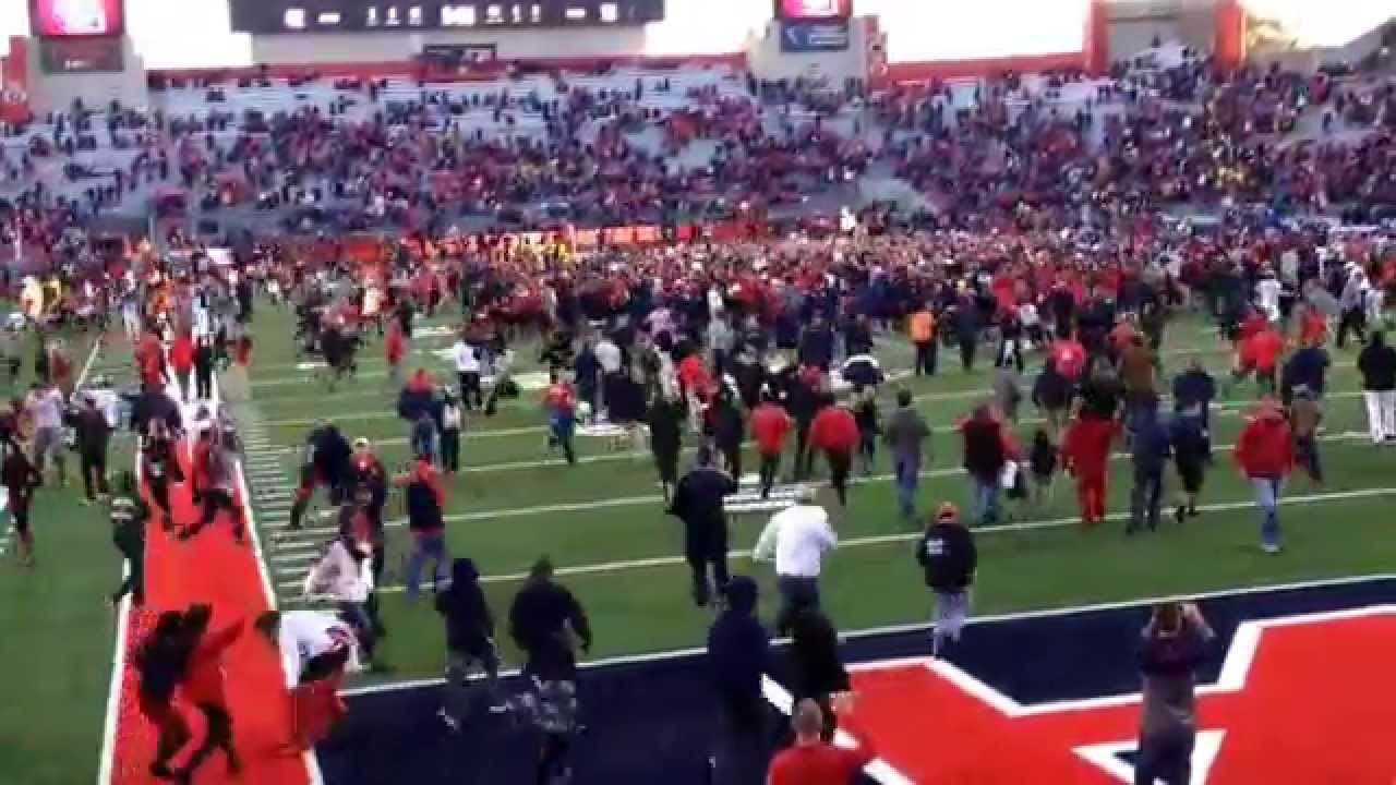 U of A fans rushing the field after their blowout of Oregon on 23 Nov ...