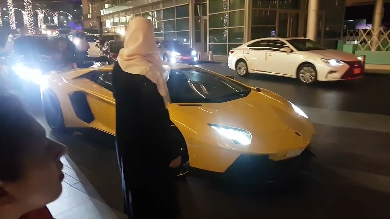 SUPERCARS VALET PARKING AT DUBAI MALL - YouTube