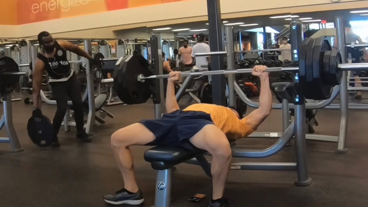 What happens when you DEAD STOP BENCH at a new gym?! 365lb/165kg bench ...