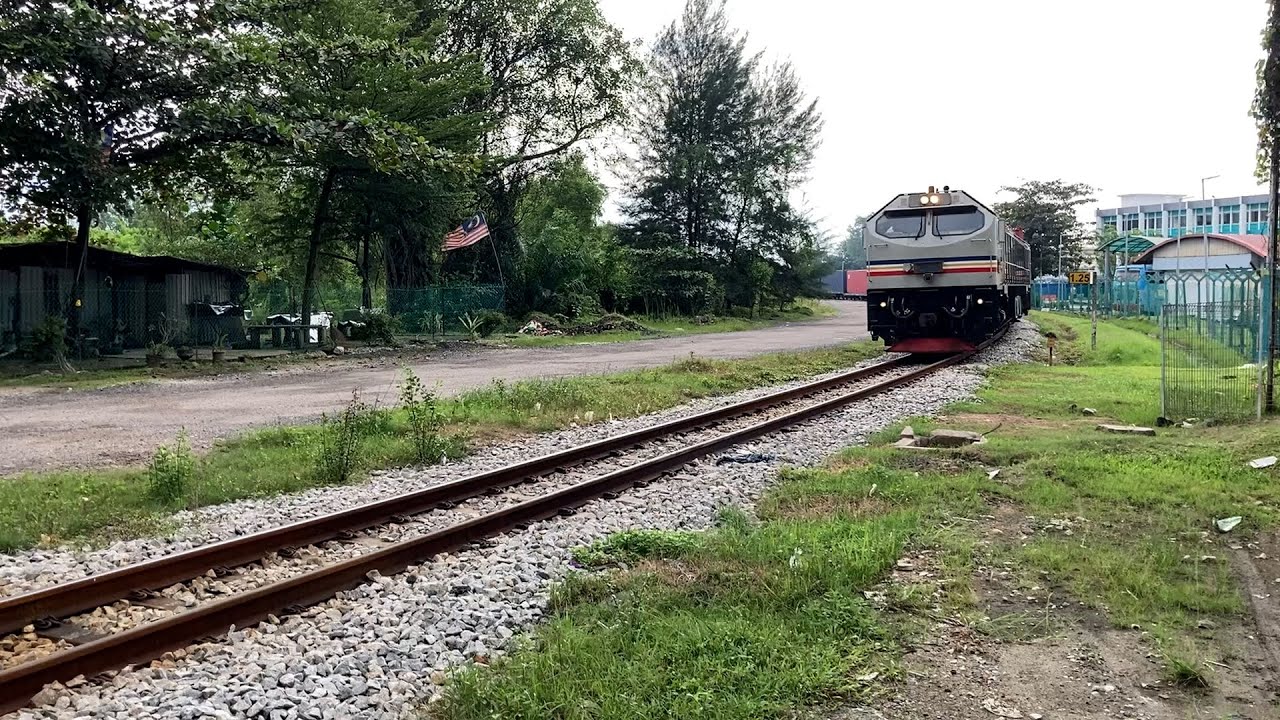 KTMB Class 26104 Tanjung Dungun locomotive and Class 26113 Tanjung ...