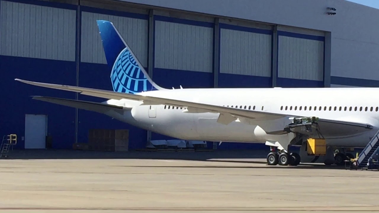 FIRST LOOK at the United New Livery on the 787! | Boeing SC - YouTube