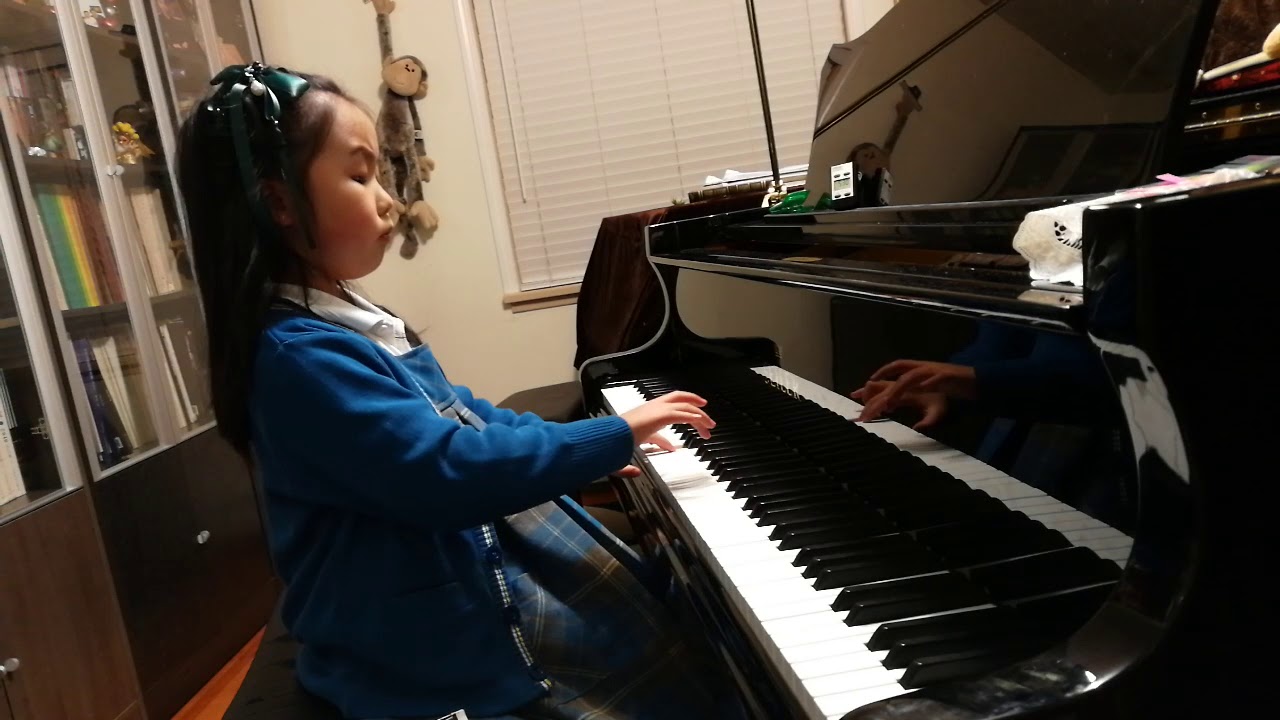 Nini Lu 7 years plays 草原上开满幸福花 - YouTube