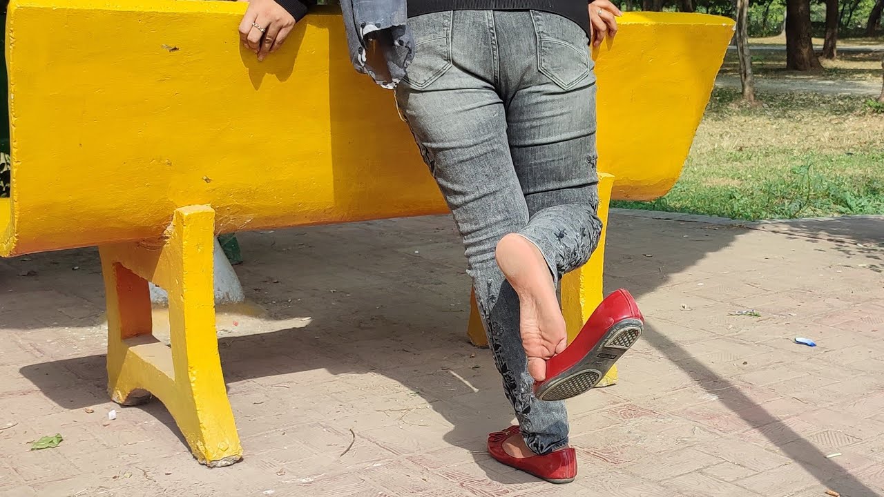 Standing Flats Shoeplay In Public Youtube