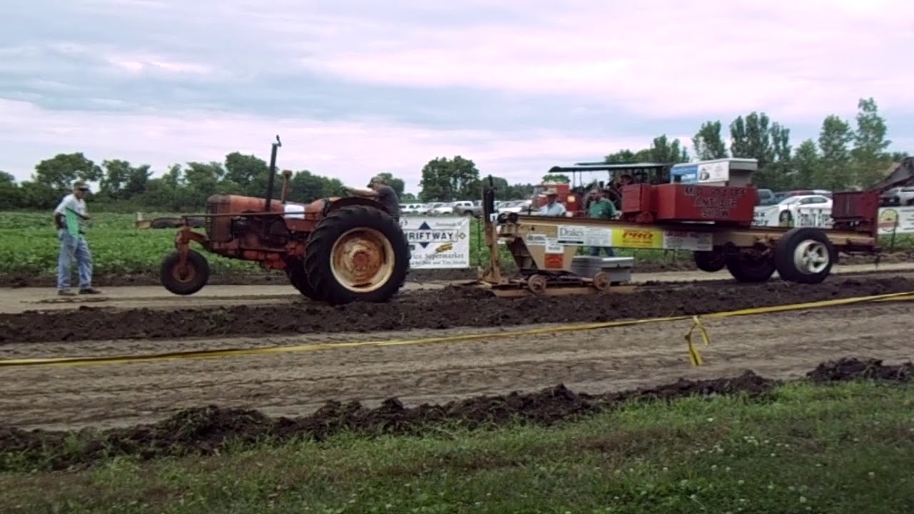 1948 DC Case Single Front wheel tractor pulling at MidStates Antique ...
