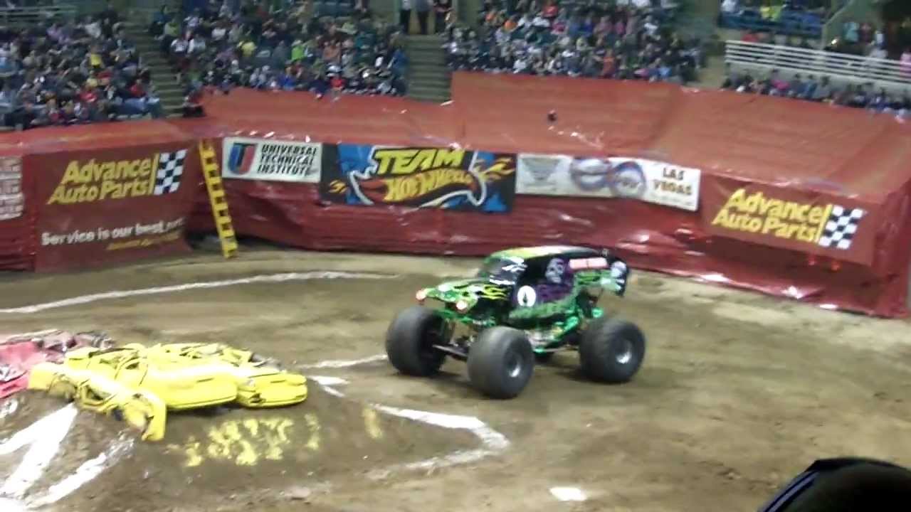 Gravedigger freestyle Milwaukee 2013 Monster Jam - YouTube