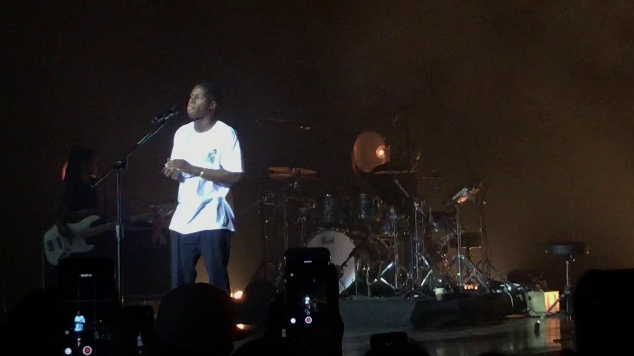 Entropy - Daniel Caesar Live in Manila - YouTube