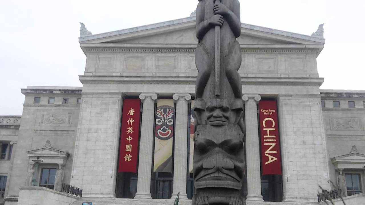 Big Beaver totem pole The Field Museum Chicago USA - YouTube
