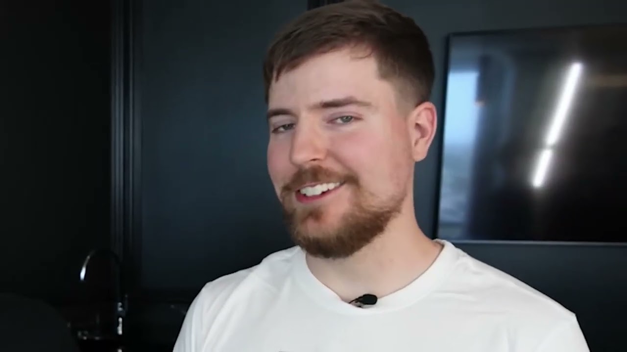 $1 vs $1,000,000 Hotel Room! - YouTube