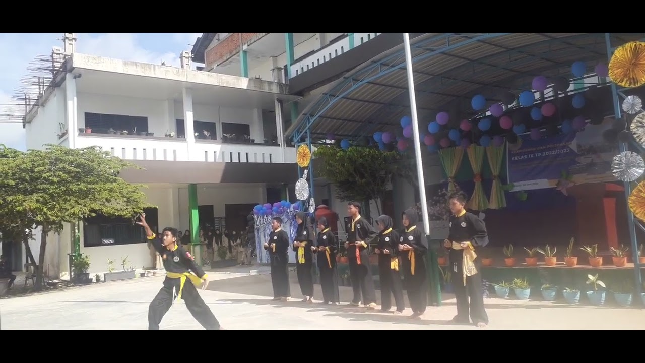 SILAT BUGIS TUNAS MUDA SAYAP RAJAWALI (KAWALI) SMPN 45 BATAM - YouTube