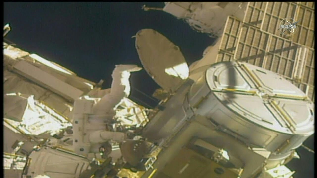 Astronauts carry out external maintenance work on International Space ...