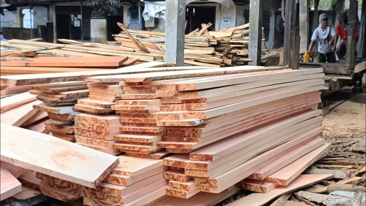 Amazing production of mahogany planks and beams - YouTube