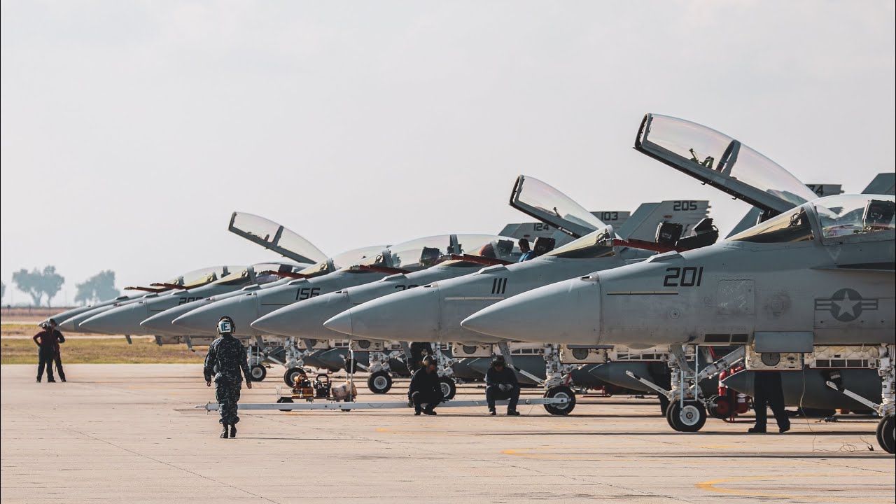 VFA-122 F/A-18F start-up - YouTube