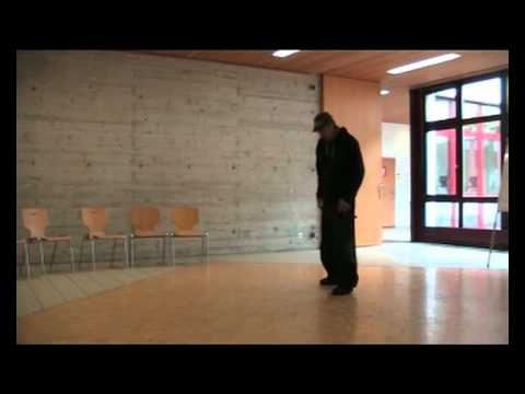 Charly Choreographiert eine HipHop Figur